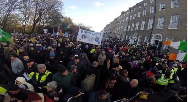 Video - People power as anti-water charges protest surrounds Dáil | An ...